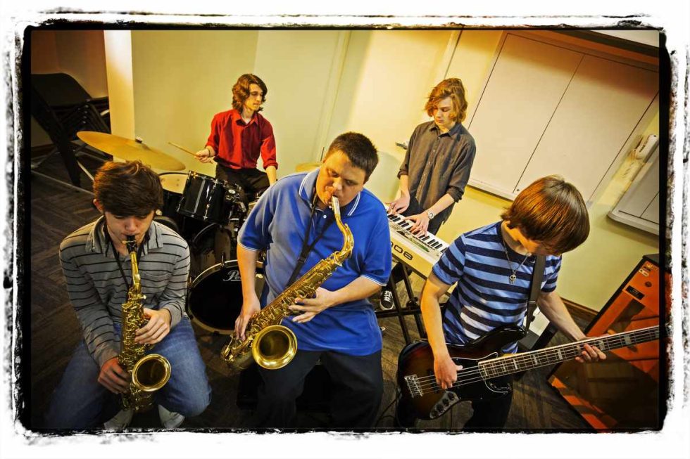 Blind Jazz Sax Teacher Inspires Students to ‘Feel’ Their Instruments ...